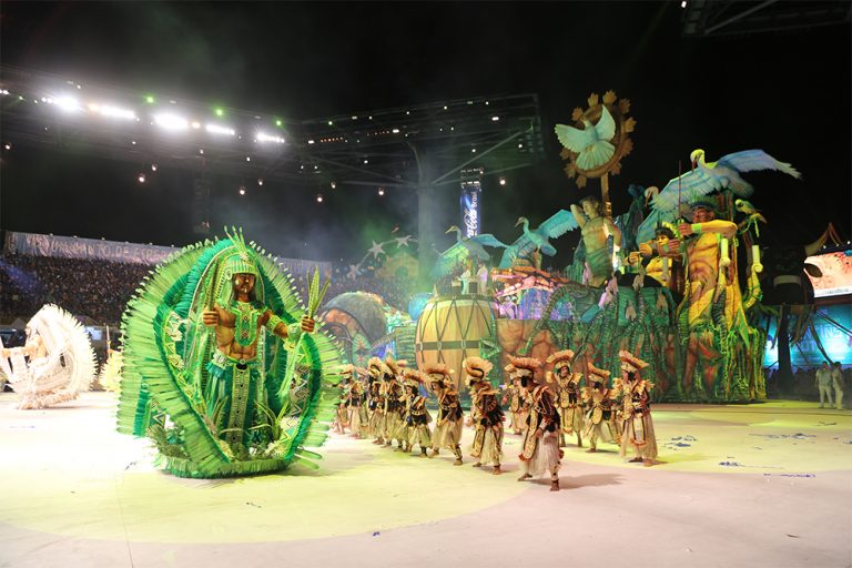 Veja fotos e vídeos do Caprichoso no Festival de Parintins 2019