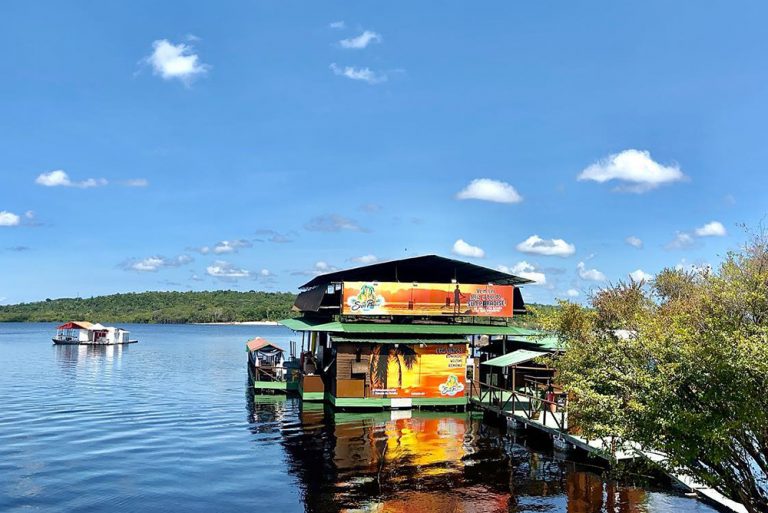 Cinco restaurantes flutuantes para experimentar a comida regional do AM