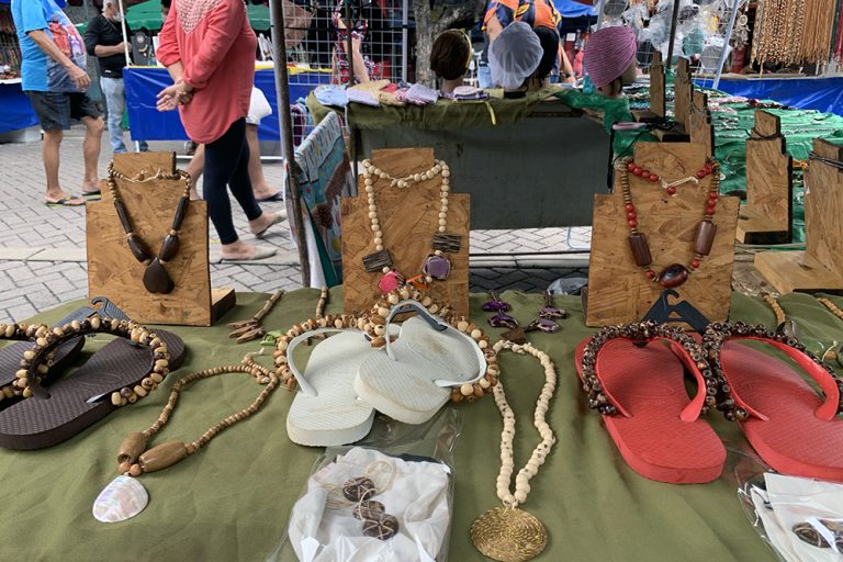 A tradicional Feirinha de Artesanato da Eduardo Ribeiro aos domingos