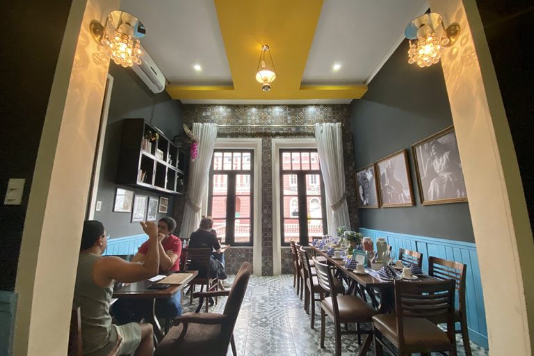 Piaf traz romantismo de cafés parisienses para centro histórico de Manaus